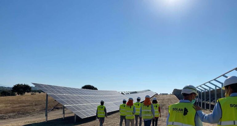 Olga García visita la planta fotovoltaica de Tejeda de Tiétar