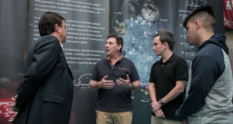 Vara visita una exposición de los astrofotógrafos Miguel Gracia y ...