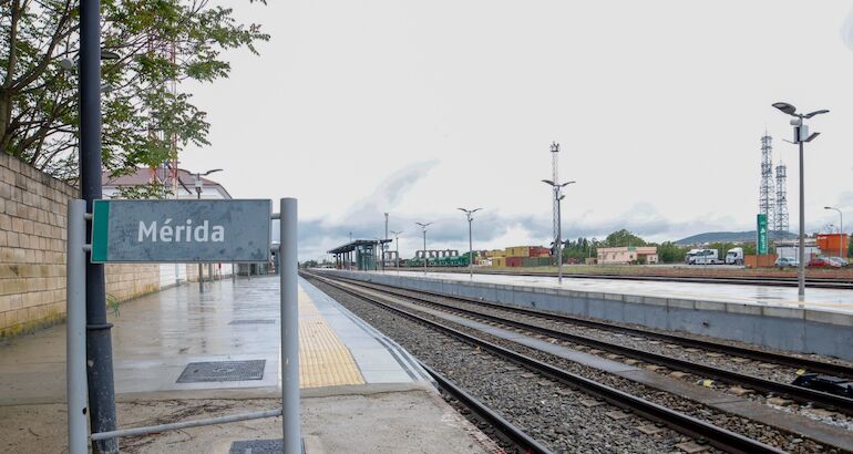 Adif inicia la renovación de vías y andenes en las estaciones de Mérida ...