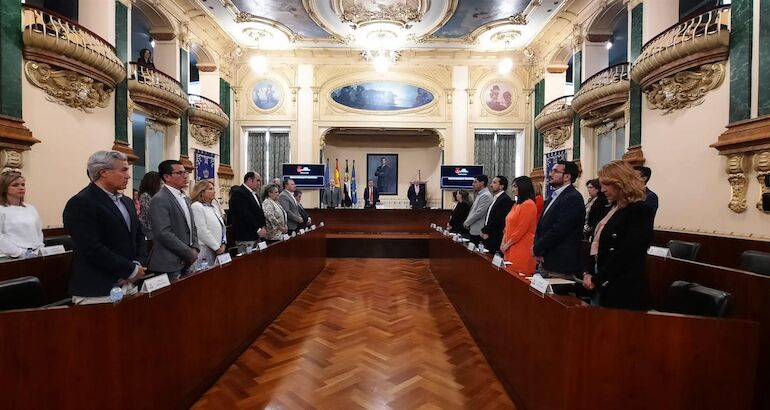 La Diputación de Badajoz guarda un minuto de silencio por el ...
