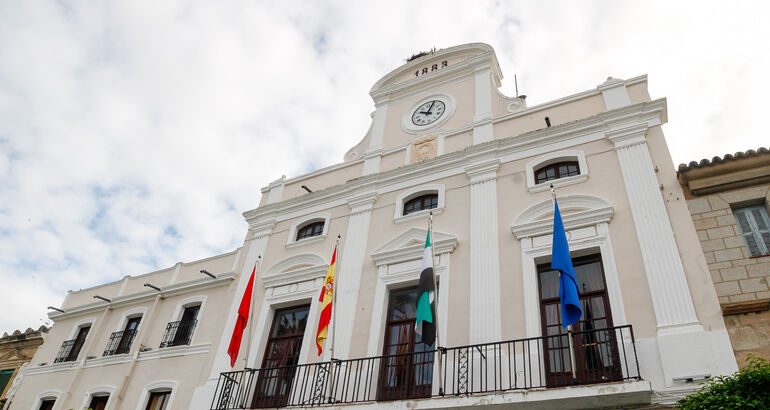 La fachada principal del Ayuntamiento de Mérida registrará obras de ...