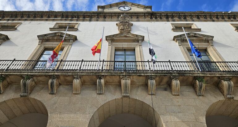 El pendón de San Jorge de Cáceres luce un crespón negro en señal de ...