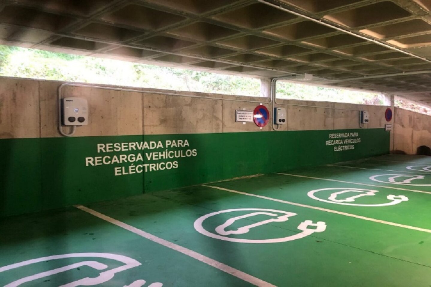 Aparcamiento Velázquez de Plasencia cuenta con ocho puntos recarga para coches eléctricos