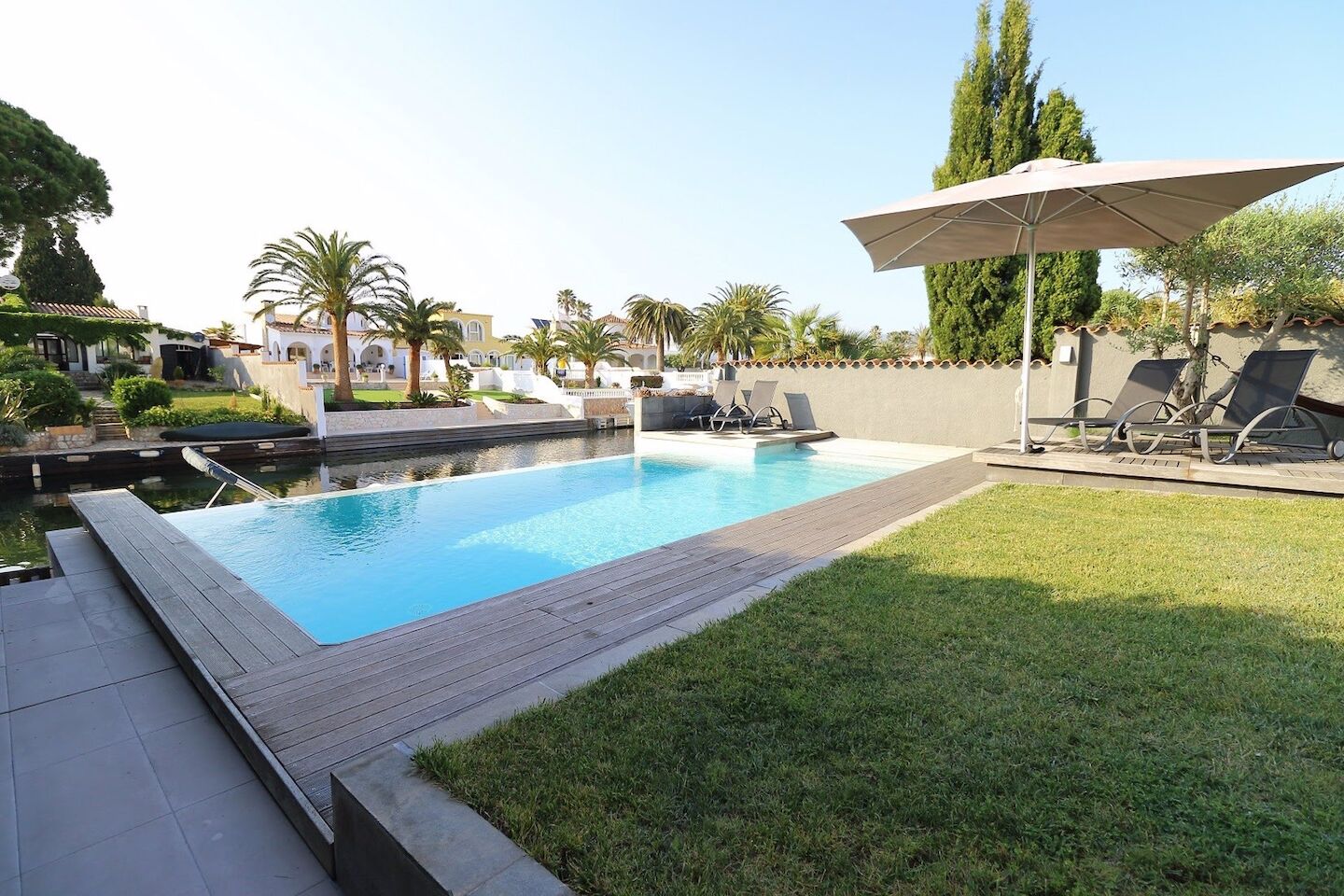 20 ideas para decorar alrededor de la piscina