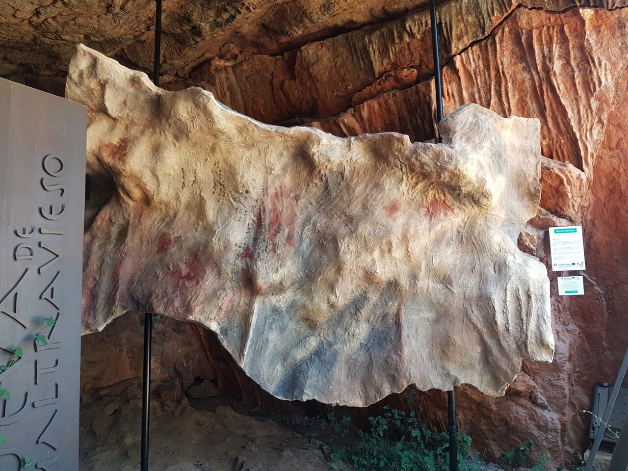 Réplicas de fragmentos de lienzos y paneles de la Cueva de Maltravieso ...