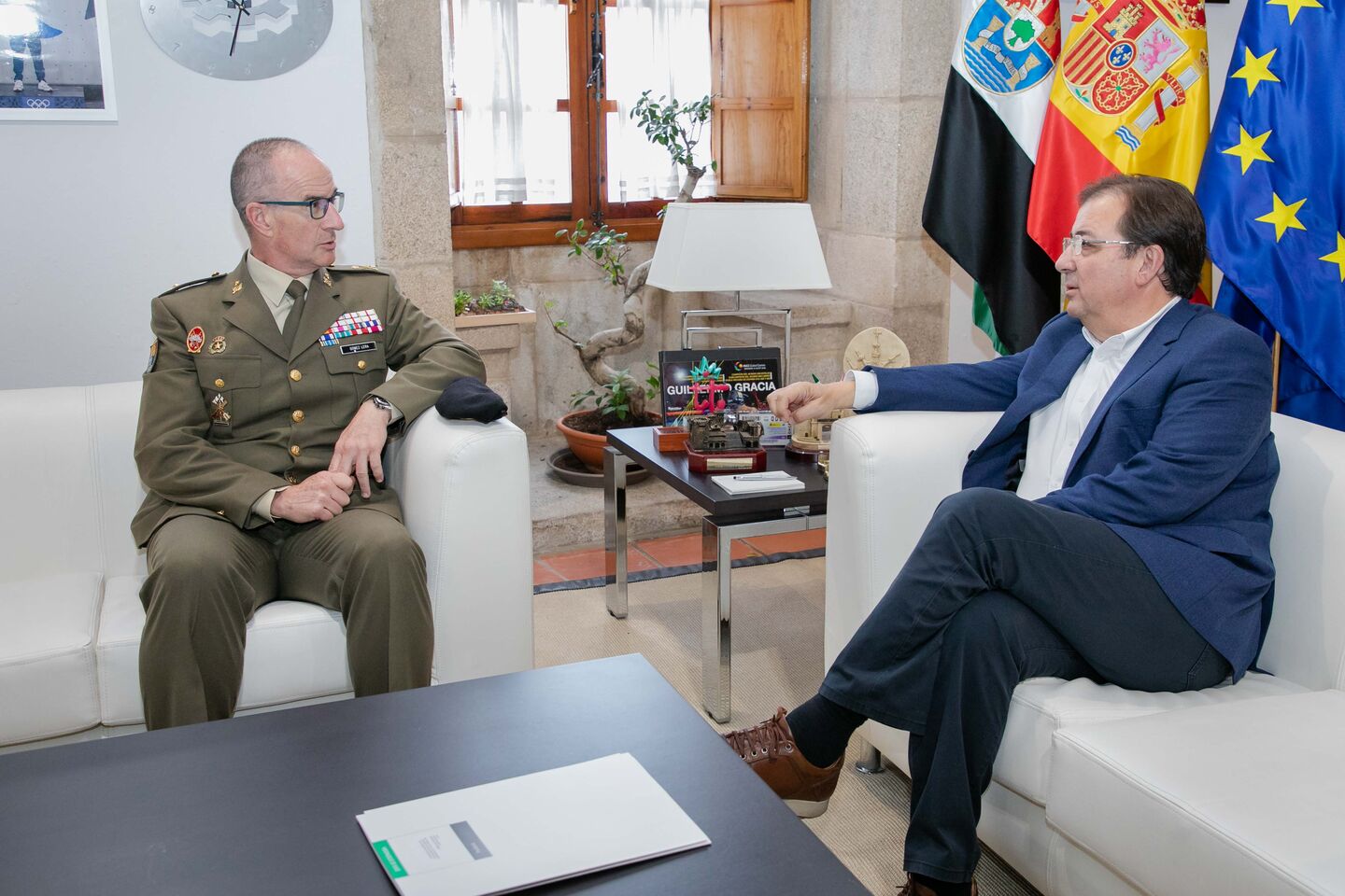 Fernández Vara recibe al General Jefe de la Brigada Extremadura XI ...