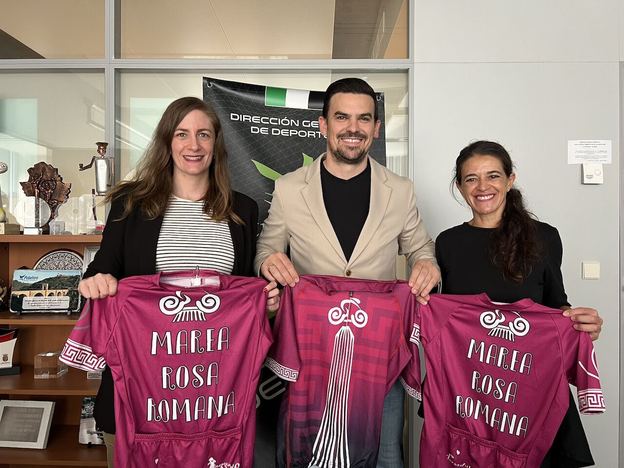 Las Romanas Bike presentan su proyecto de ciclismo femenino solidario a Santi Amaro