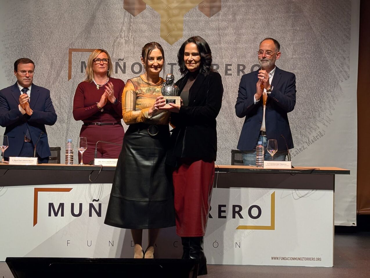 La periodista Lydia Cacho recibe III Premio Diego Muñoz Torrero a los ...