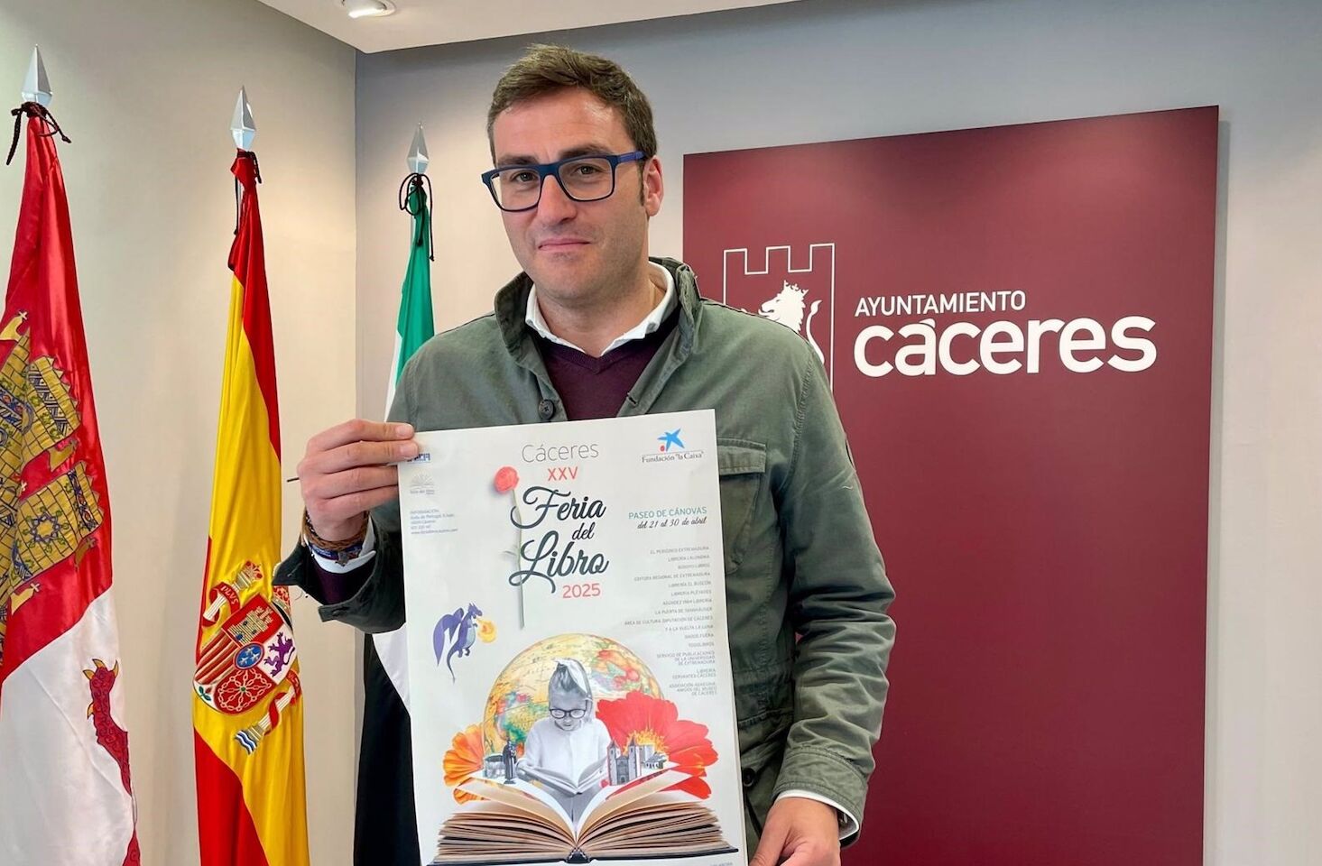 Carmen Posadas, Israel J. Espino y Blue Jeans, en la XXV Feria del Libro de Cáceres