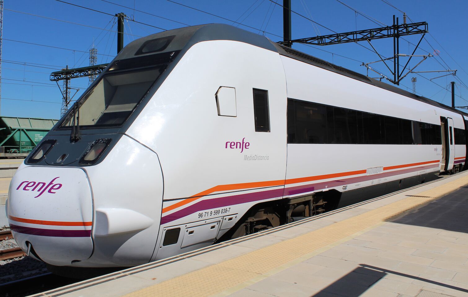 Renfe renueva la imagen exterior de sus trenes de MD en Extremadura con ...